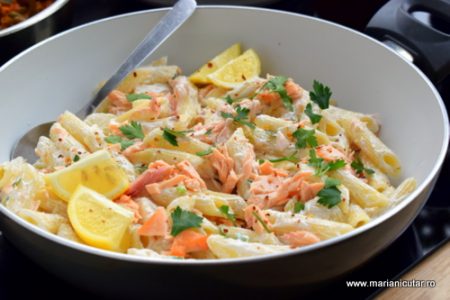 Retete dieta mediteraneana: Paste cu somon cu sos cremos