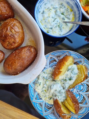 Cartofi fierti si copti cu sos de iaurt, usturoi si patrunjel proaspat