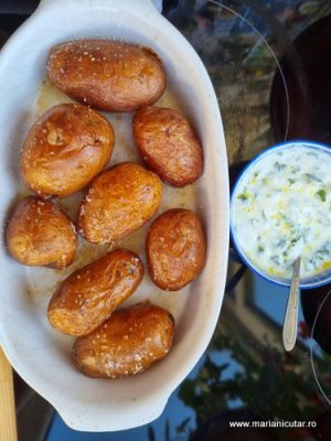 Cartofi fierti si copti cu sos de iaurt, usturoi si patrunjel proaspat