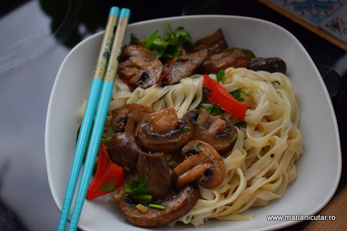 Asiati: Taitei chinezesti cu ciuperci, sos de soia, ghimbir