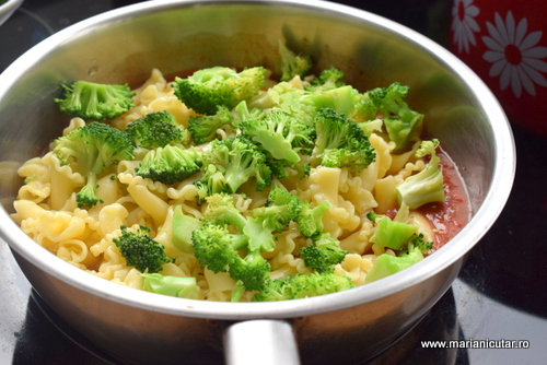 Retete delicioase: Paste cu broccoli si mozzarela la cuptor – Mănâncă ...