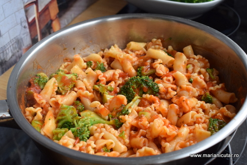 Retete delicioase: Paste cu broccoli si mozzarela la cuptor – Mănâncă ...