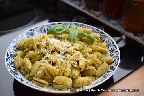 Mancare italiana acasa: Paste cu pesto si parmezan